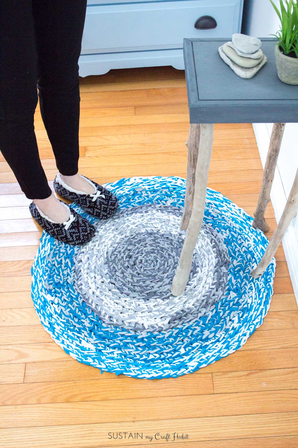 DIY Rag Rug: How to Finger Crochet a Circular T Shirt Rug – Sustain My ...