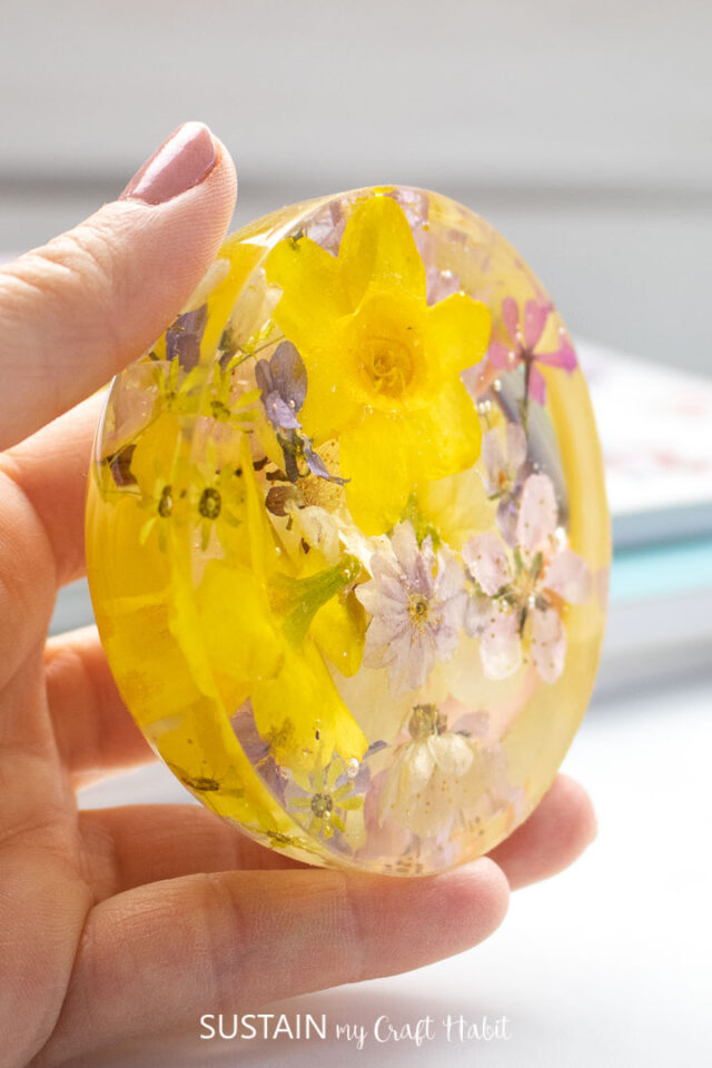 DIY Daffodil Resin Paperweight – Sustain My Craft Habit